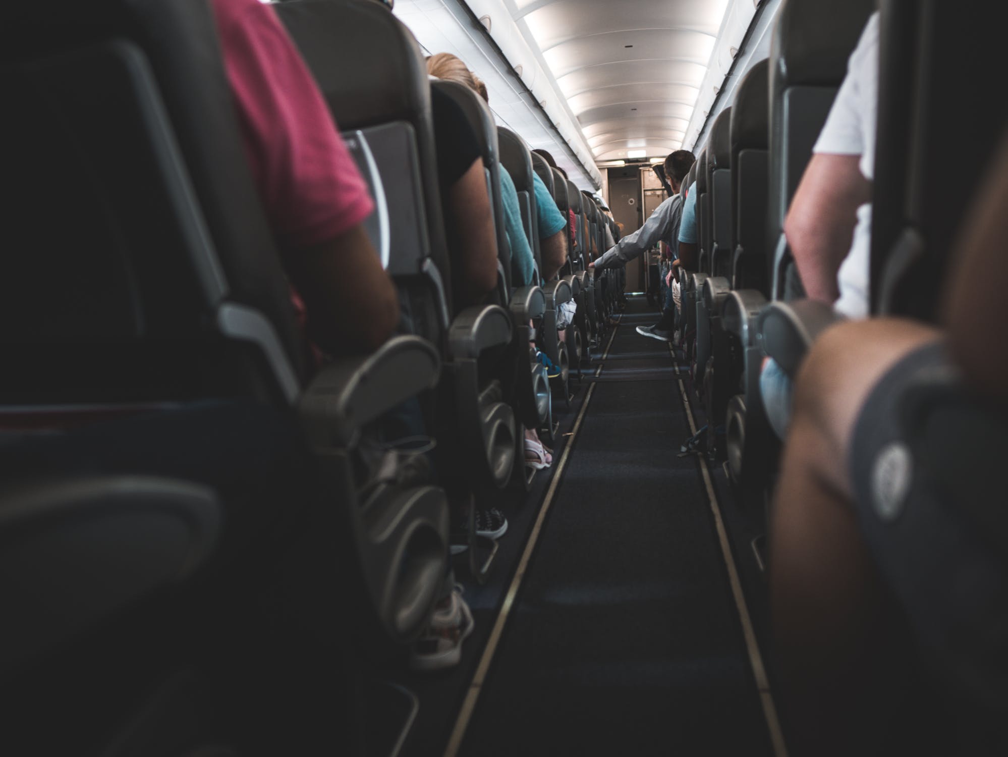 De ce locurile din avion sunt înghesuite? De ce nu este spatiu in avion?