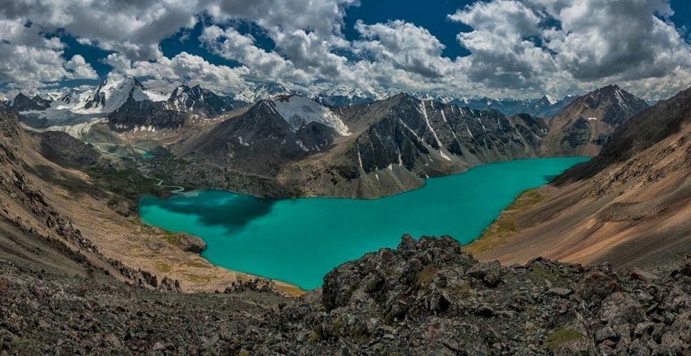 Există un lac care se mișcă cu câteva sute de metri pe an?