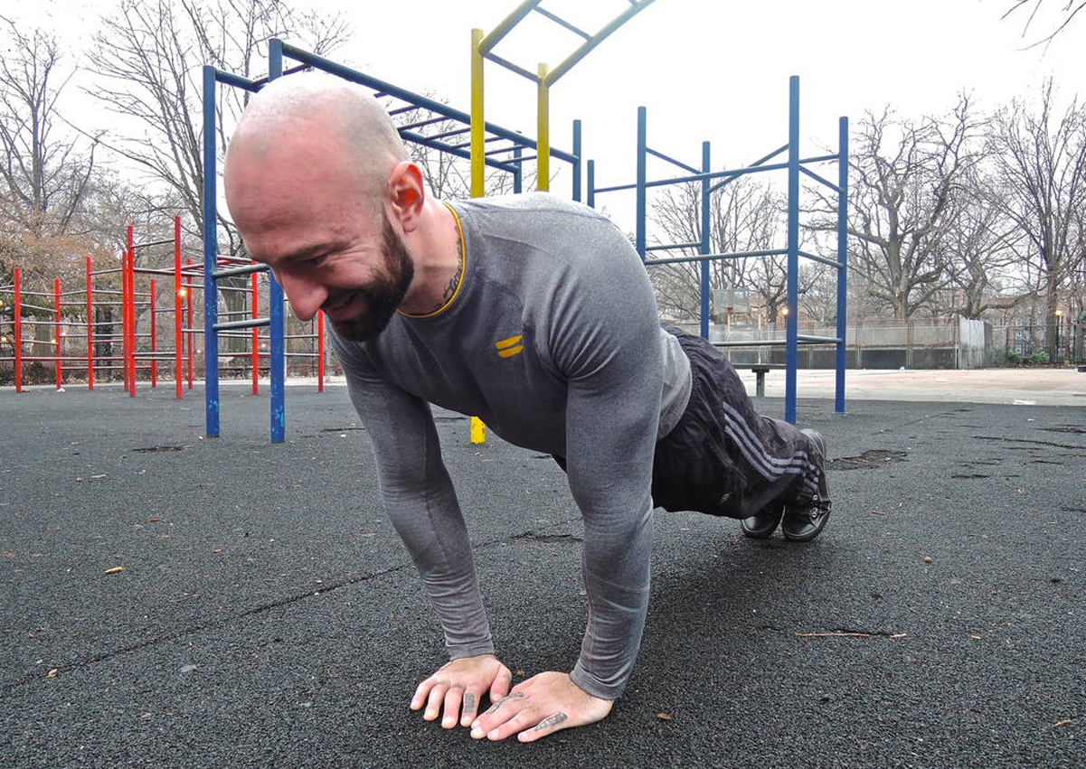 Care este recordul mondial la făcut flotări fără pauză?