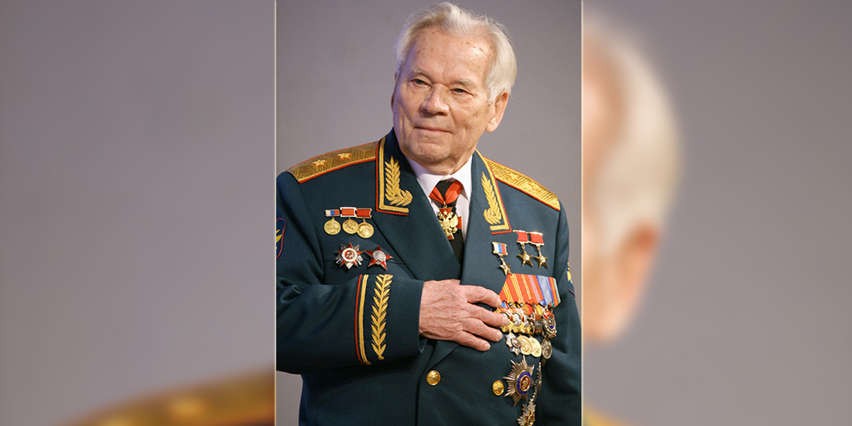 Care e povestea lui Mihail Kalaşnikov? Cum a inventat arma secolului XX?