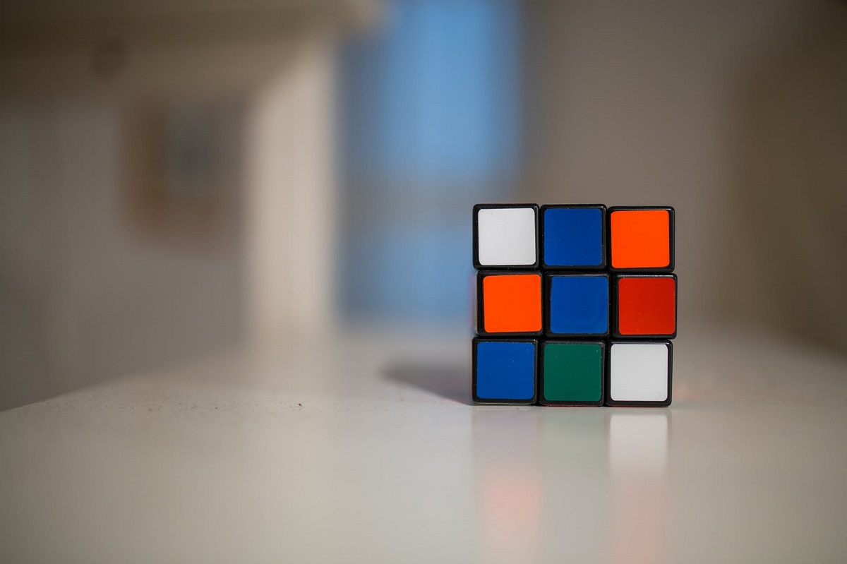 Cum să rezolvi un Cub Rubik? Secrete pentru a poziționa culorile!