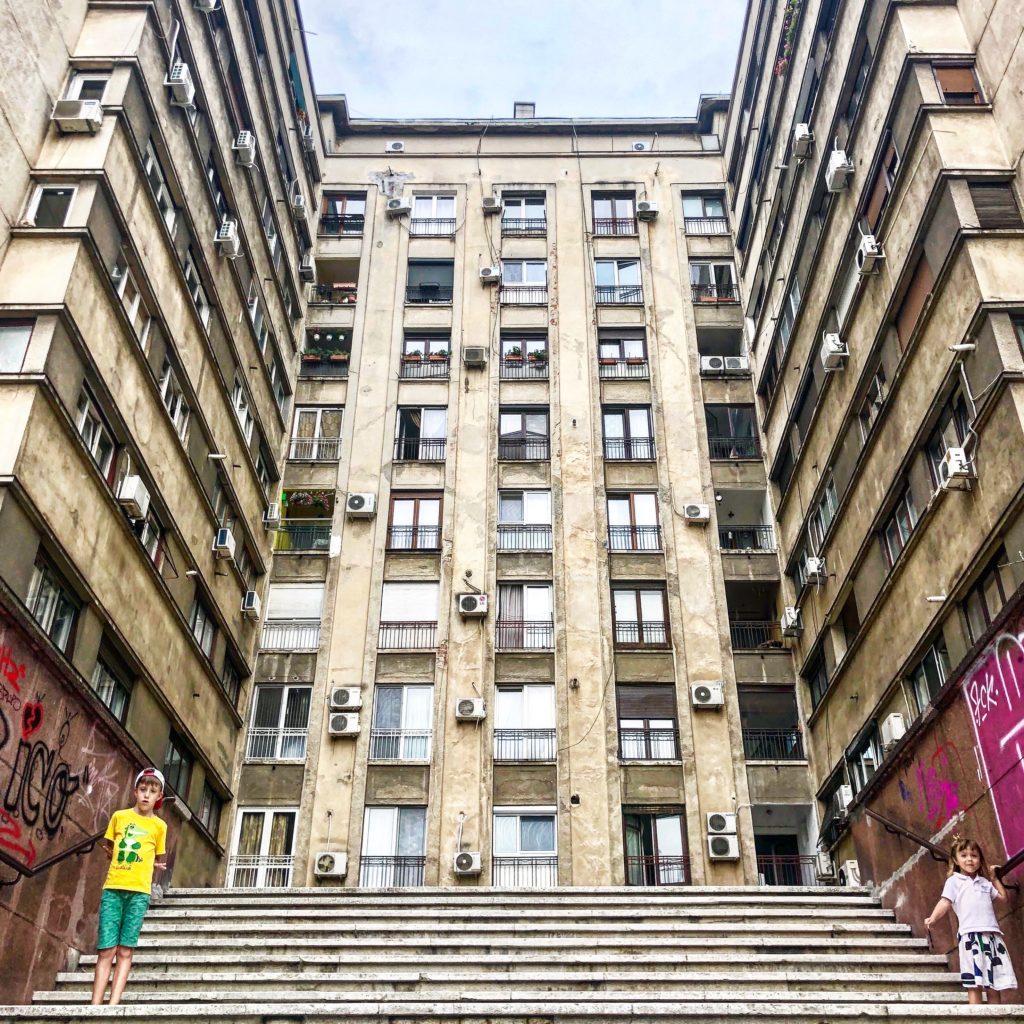 Blocul Hong Kong din Bucuresti, locul unde toti se pozează