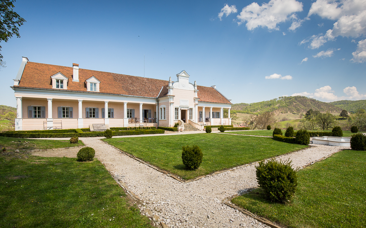 Conacul Apafi, perla satului Mălâncrav din judetul Sibiu