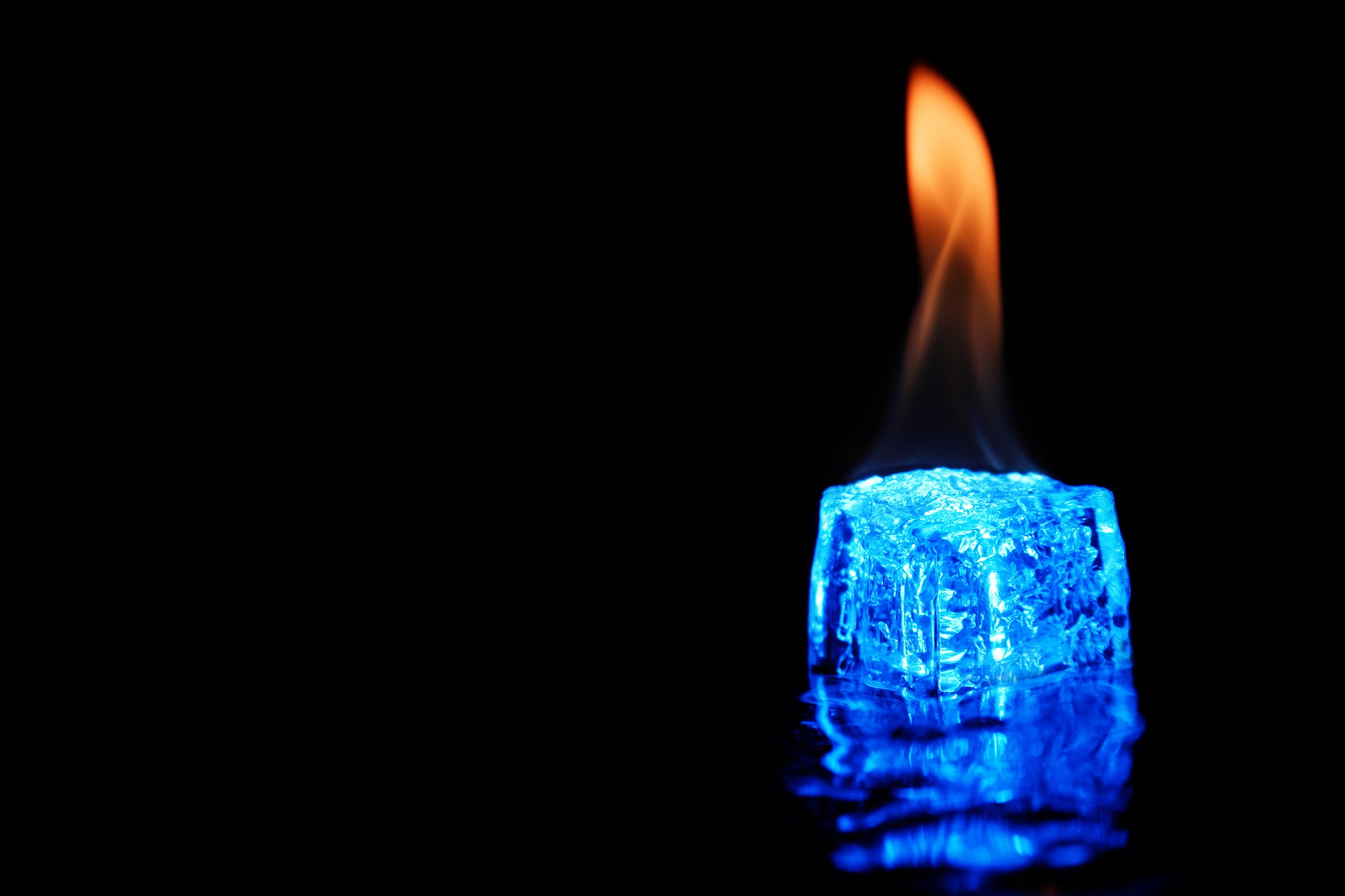 Cum se poate aprinde focul folosindu-te doar de o bucată de gheață?