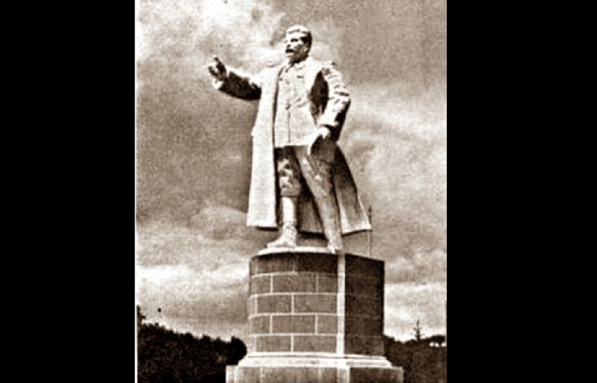 Fabuloasa poveste a celei mai mari statui din București