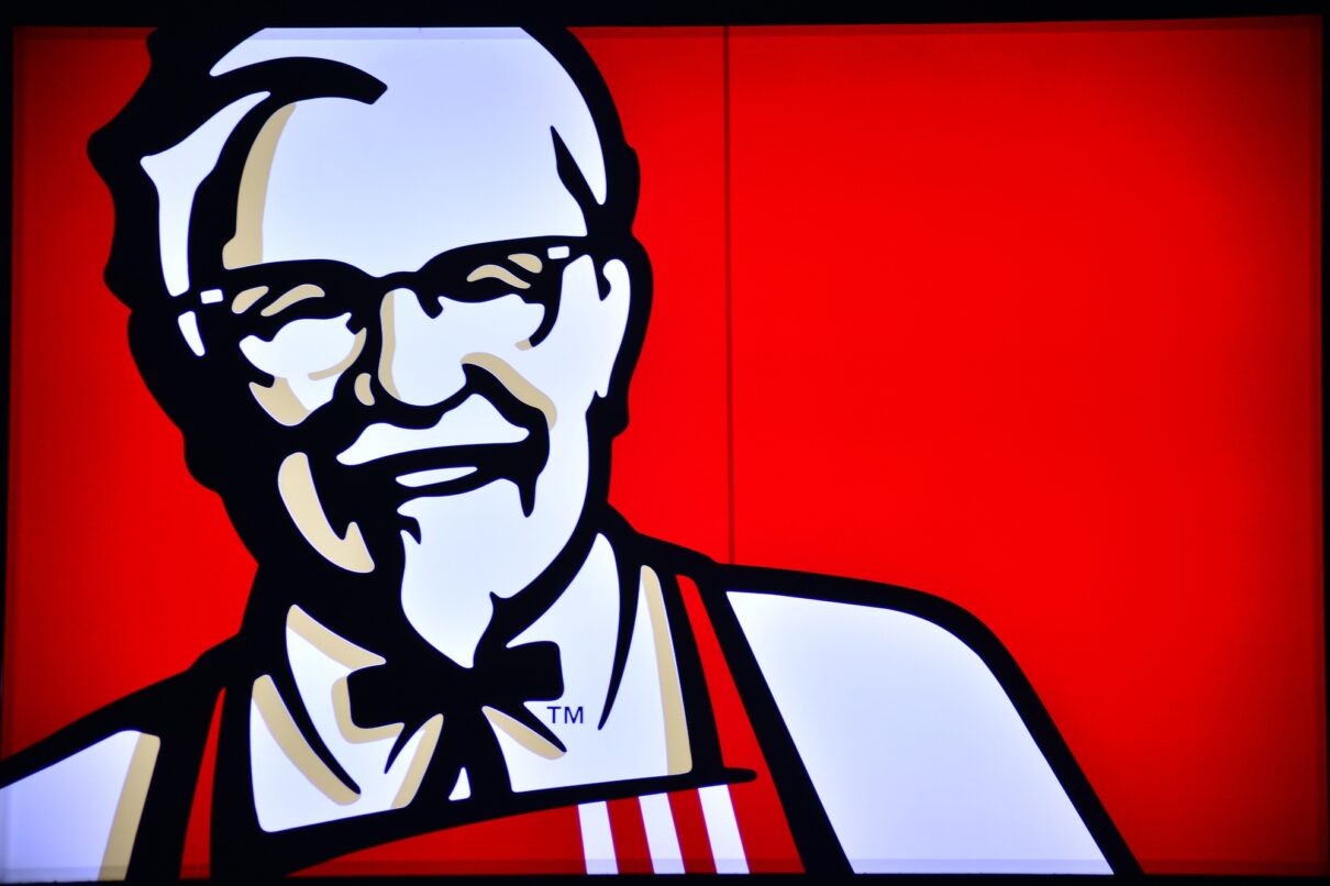 Cum a apărut KFC? Istoria lanțului de mâncare fast-food