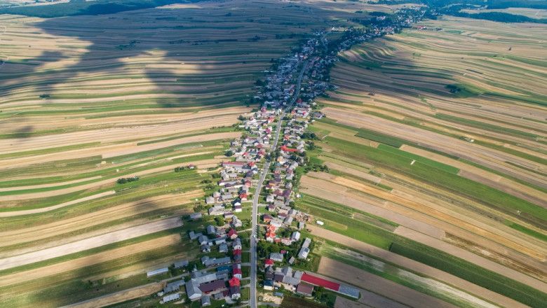Localitatea unde 6.000 de oameni stau pe aceeași stradă