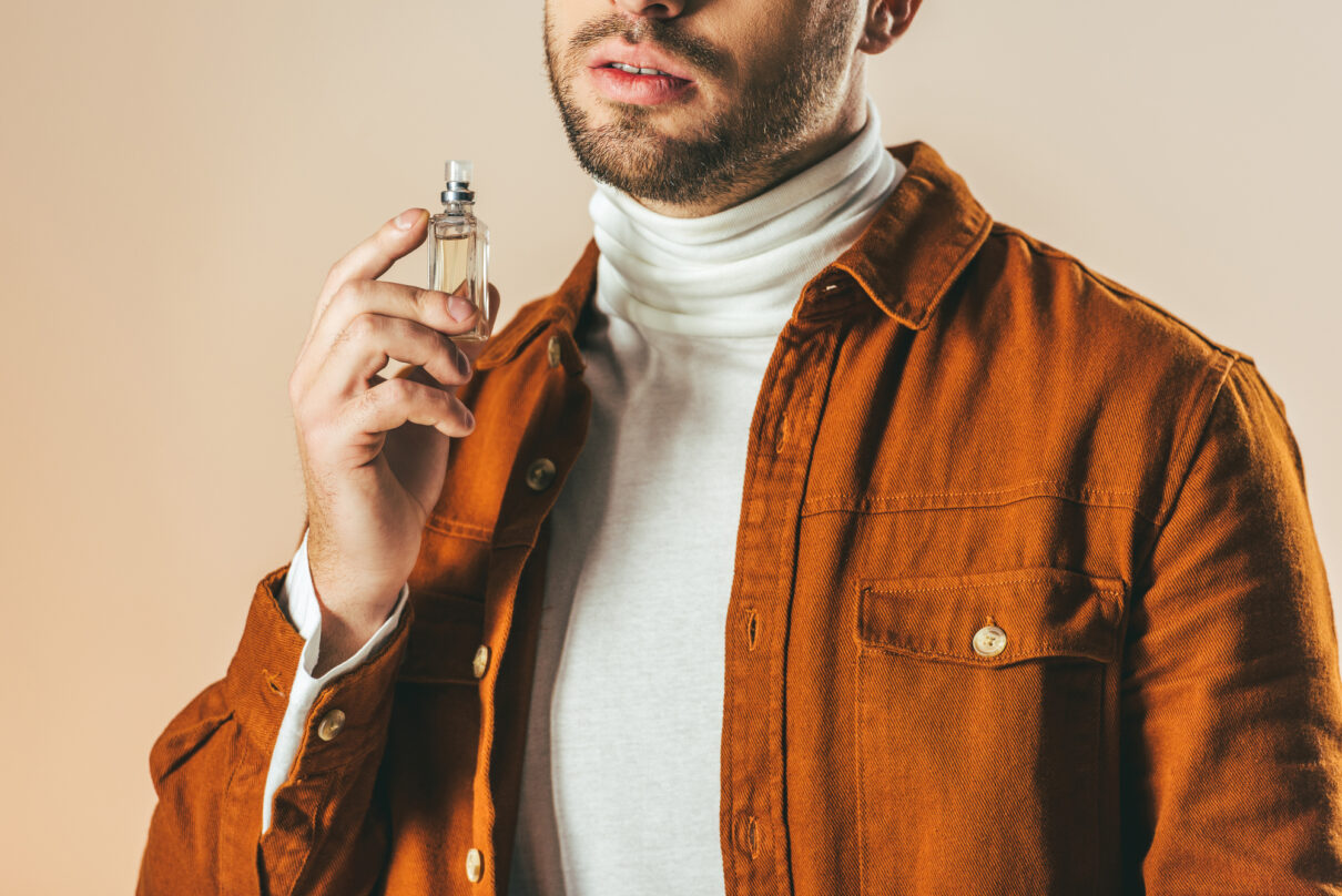 De Ce Se Pătează Hainele Când Te Dai Cu Parfum