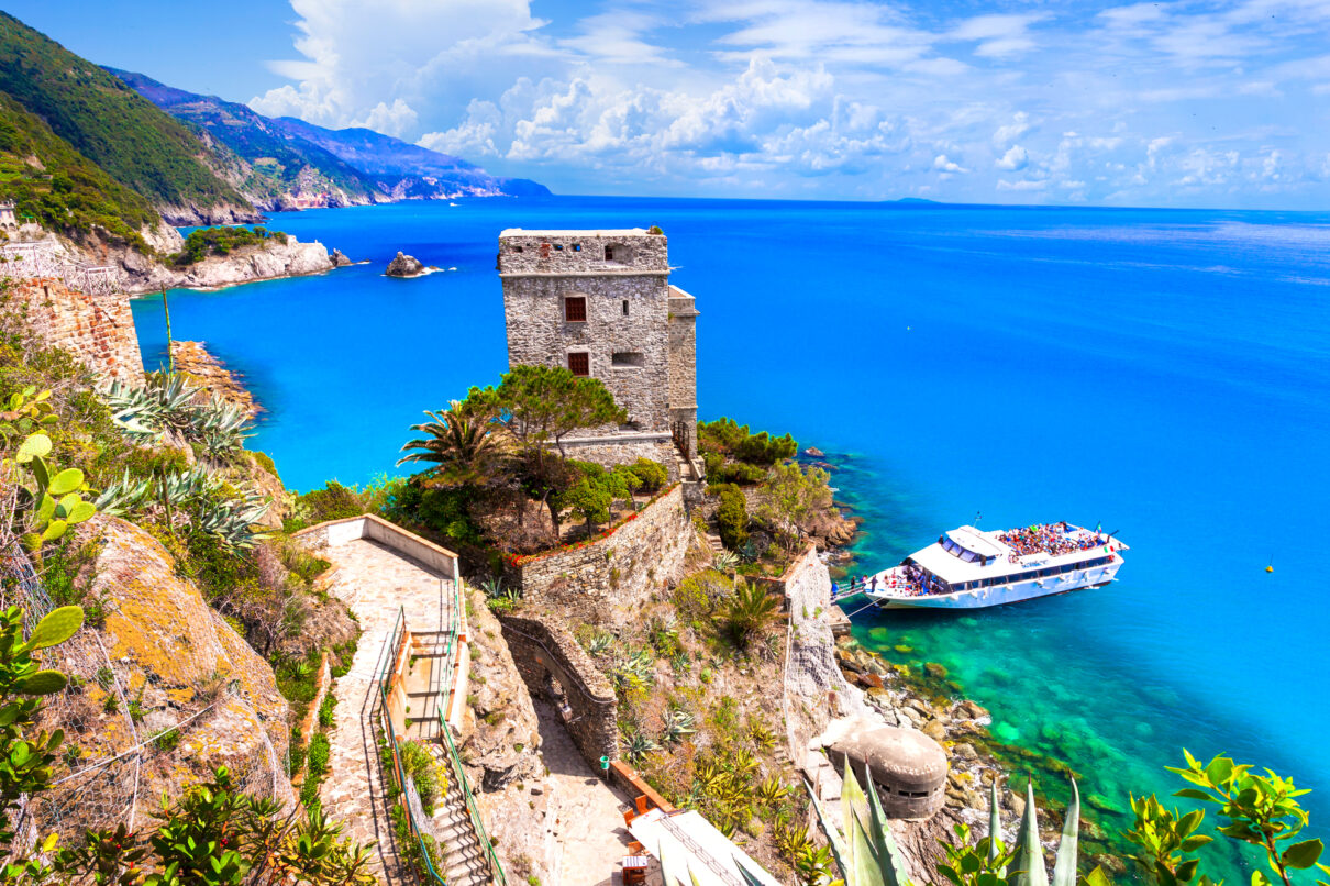 De ce apa din Marea Mediterană este atât de albastră?