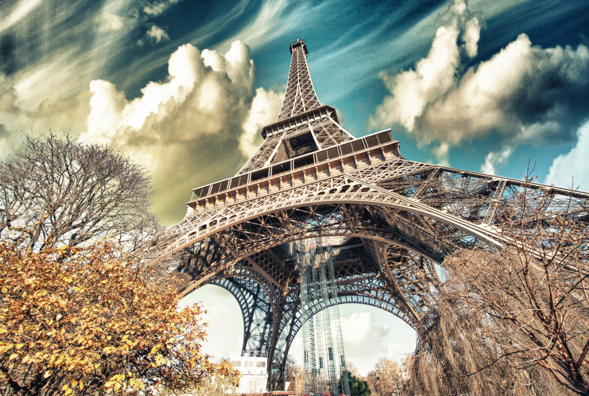 În cât timp a fost construit Turnul Eiffel?